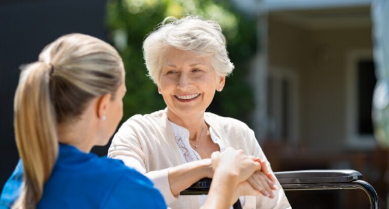 Caregiver familiare: chi è e cosa fa