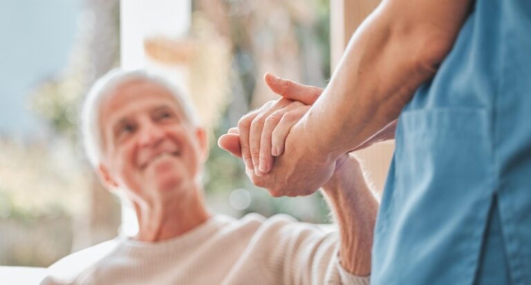 Caregiver familiare: chi è e cosa fa